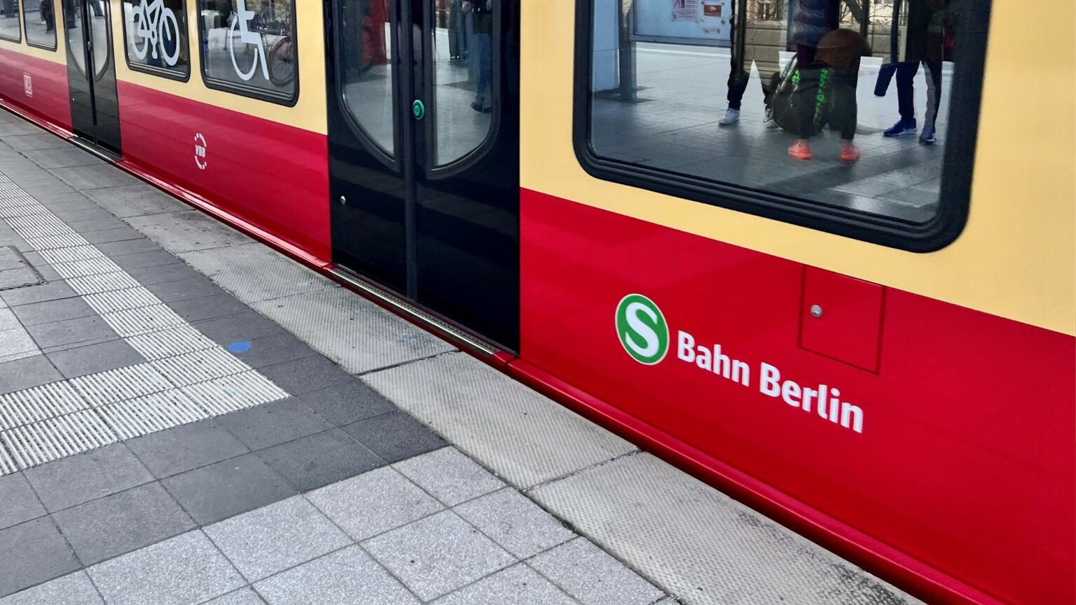 Notfall in S-Bahn: Mensch stirbt – Rettungskräfte bedrängt – Bahnblogstelle