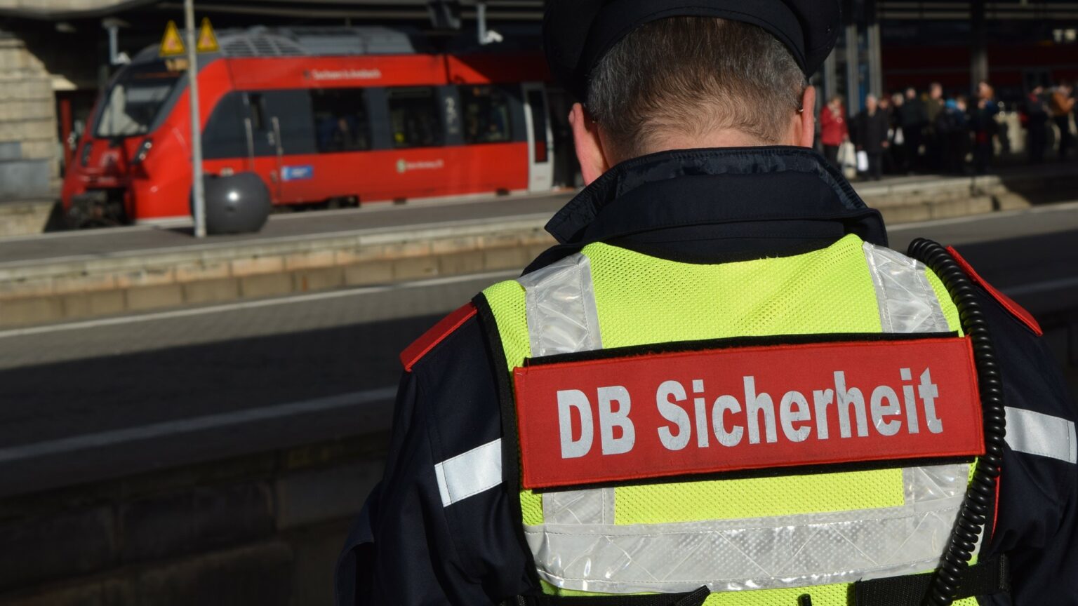 Deutsche Bahn erhöht Mindestlohn für 2.000 Mitarbeitende – Bahnblogstelle