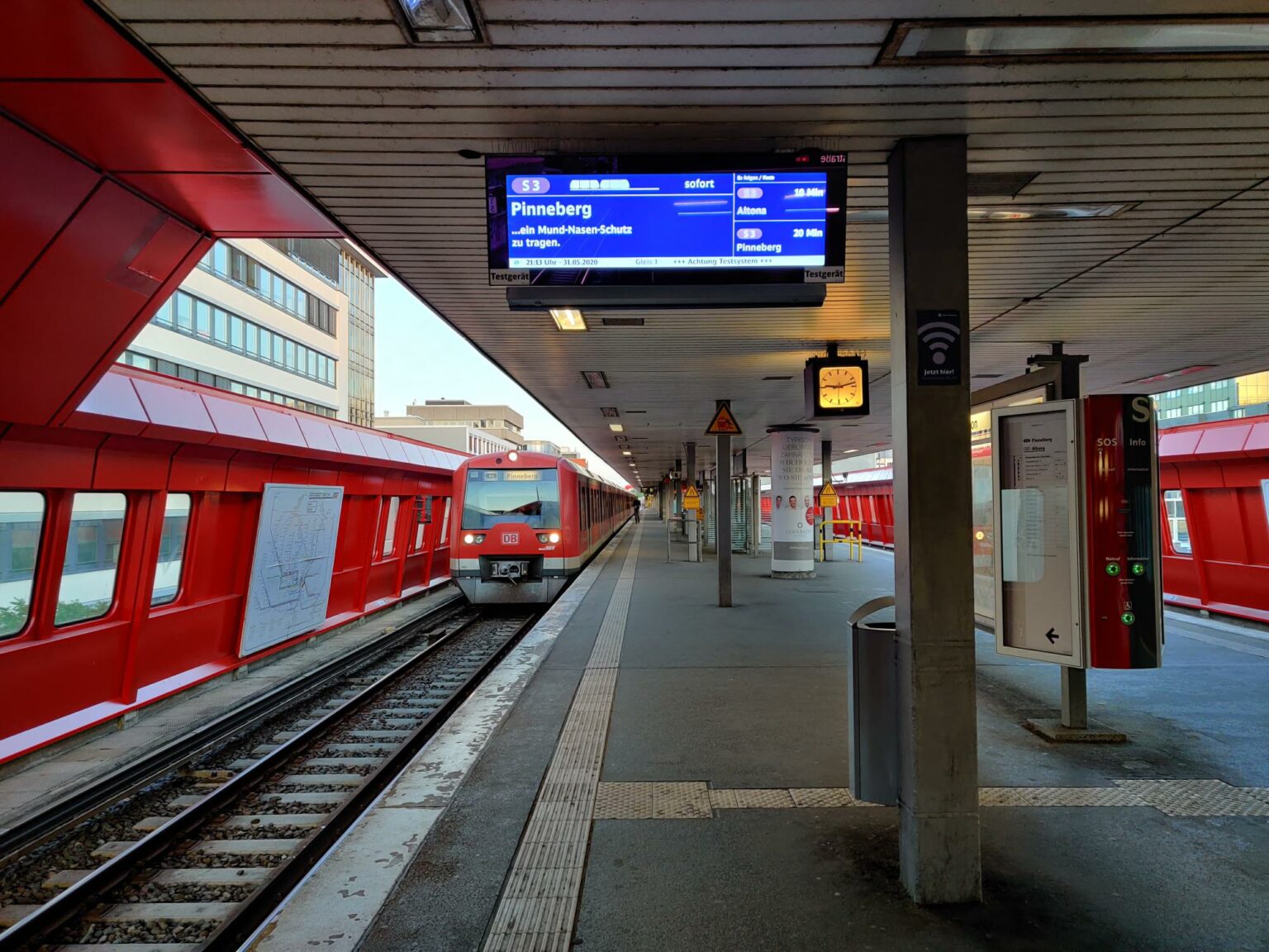 Tausende Bahnsteigkarten in Hamburg verkauft – viele Menschen ohne ...