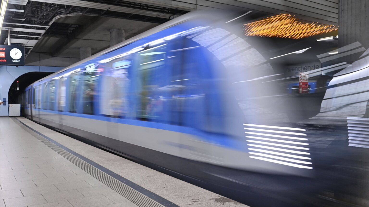 Mann stürzt ins Gleis und wird von U-Bahn erfasst – Bahnblogstelle