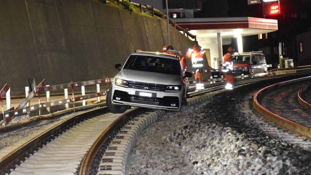 Alkoholisierte Autofahrerin steuert Pkw auf Bahngleise – Bahnblogstelle Alkoholisierte Autofahrerin steuert Pkw auf Bahngleise – Bahnblogstelle