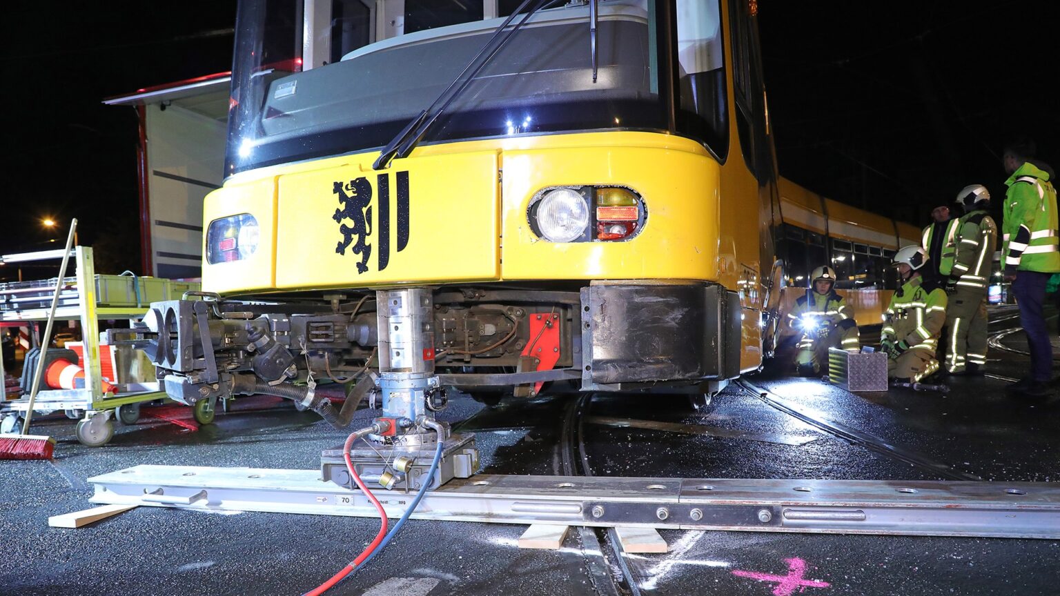 Straßenbahn in Dresden nach Unfall entgleist – Bahnblogstelle