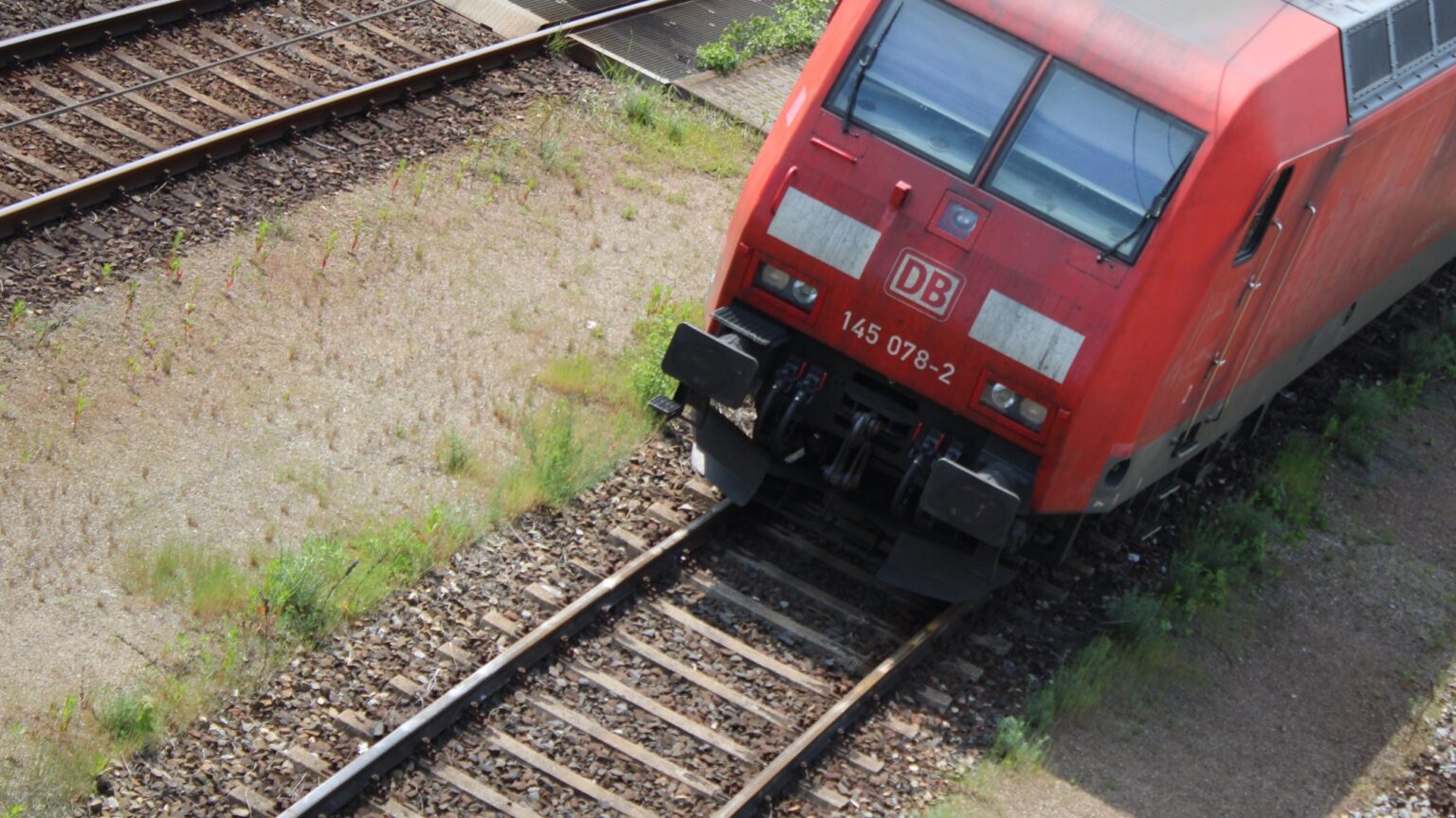 Mann fährt auf Trittbrett von Lokomotive mit – Bahnblogstelle
