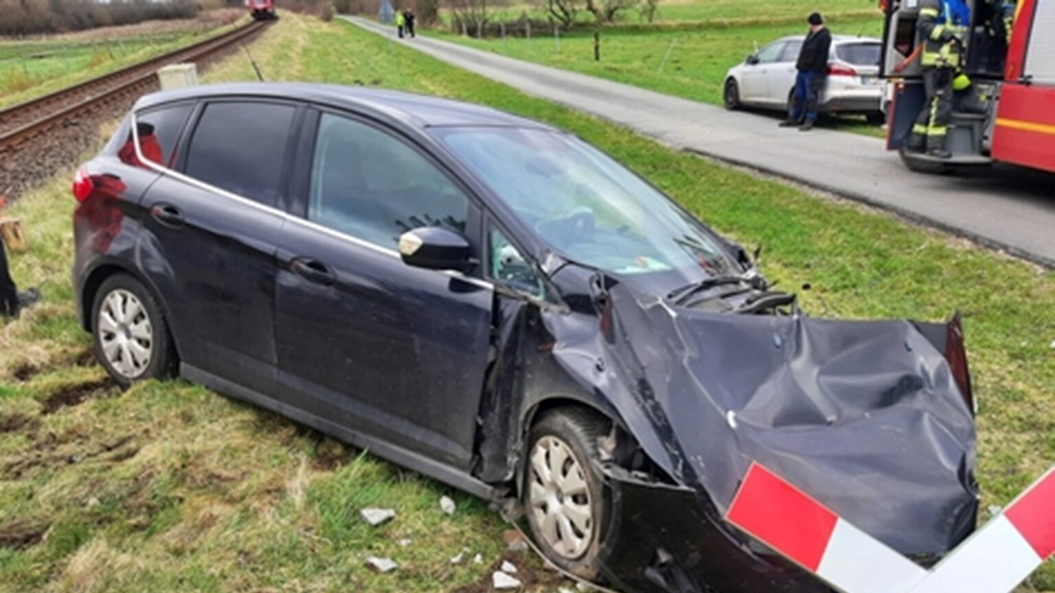 Unfall an Bahnübergang – Autofahrerin kollidiert mit Zug – Bahnblogstelle