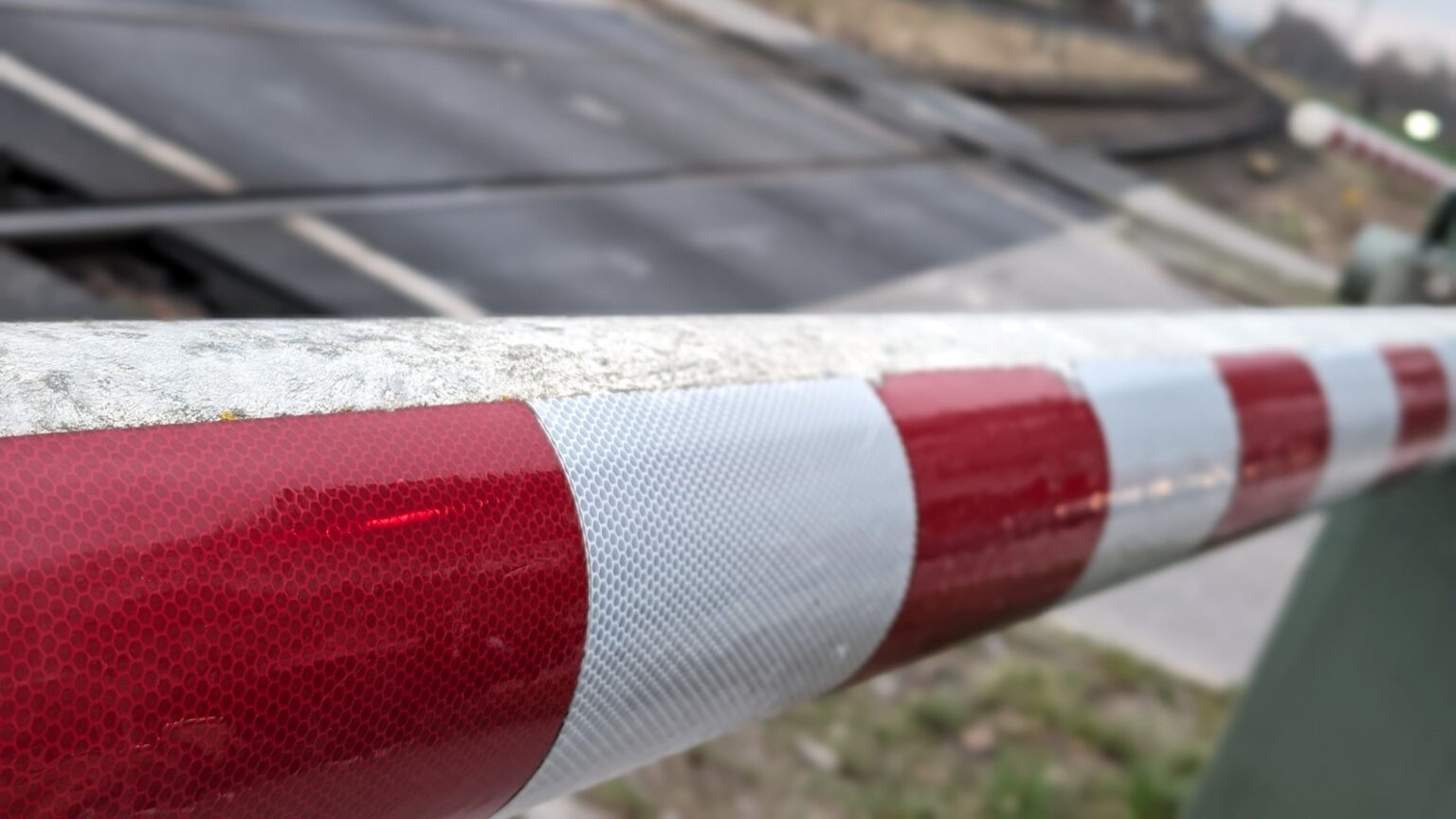 Beinaheunfall an Bahnübergang – Frau entgeht nur knapp dem Zug ...