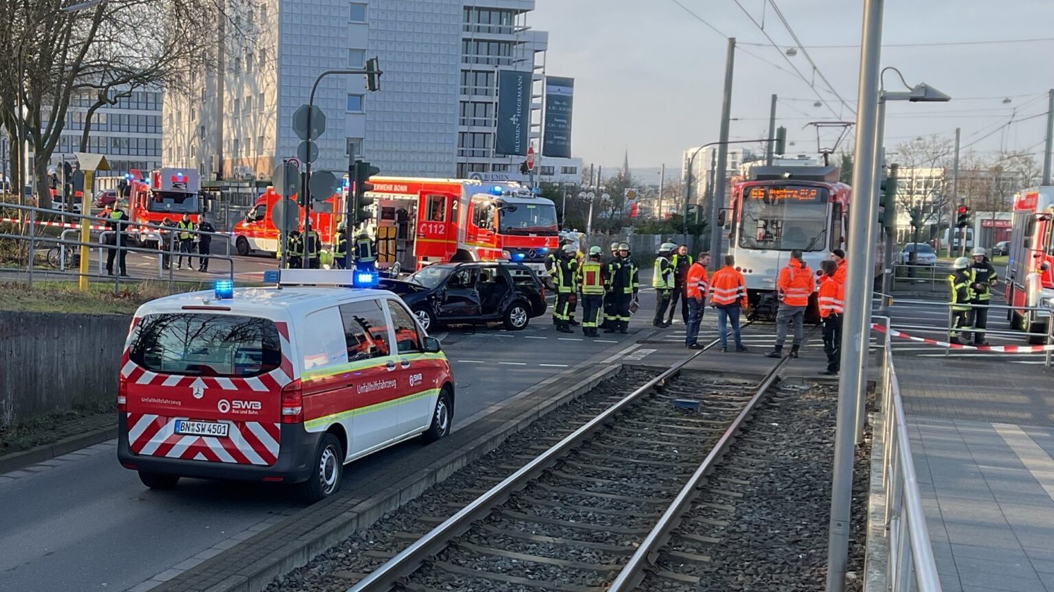 Autofahrer nach Unfall mit Straßenbahn eingeklemmt – Bahnblogstelle