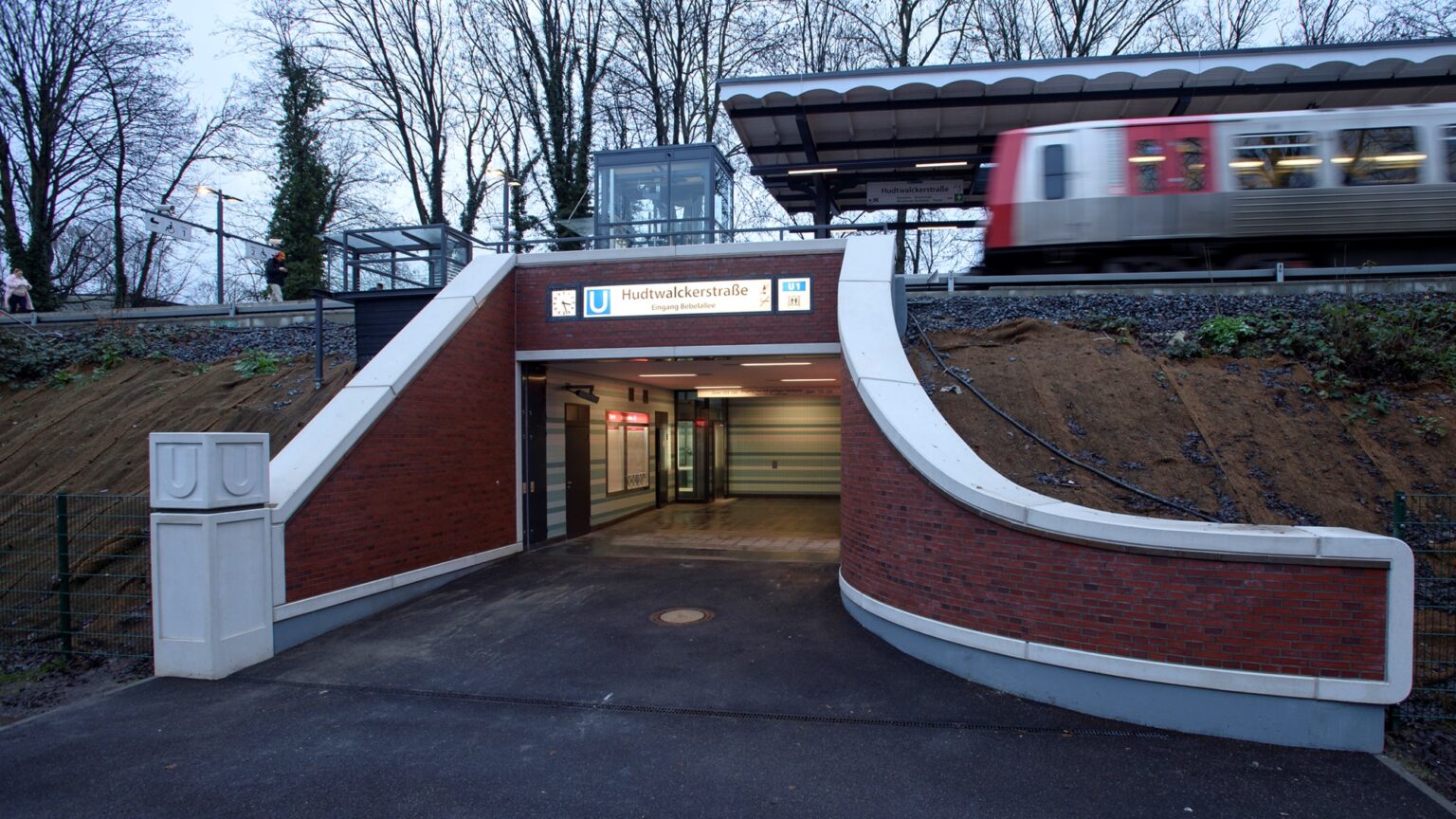Hamburgs U-Bahnhöfe 2025 fast vollständig barrierefrei – Bahnblogstelle