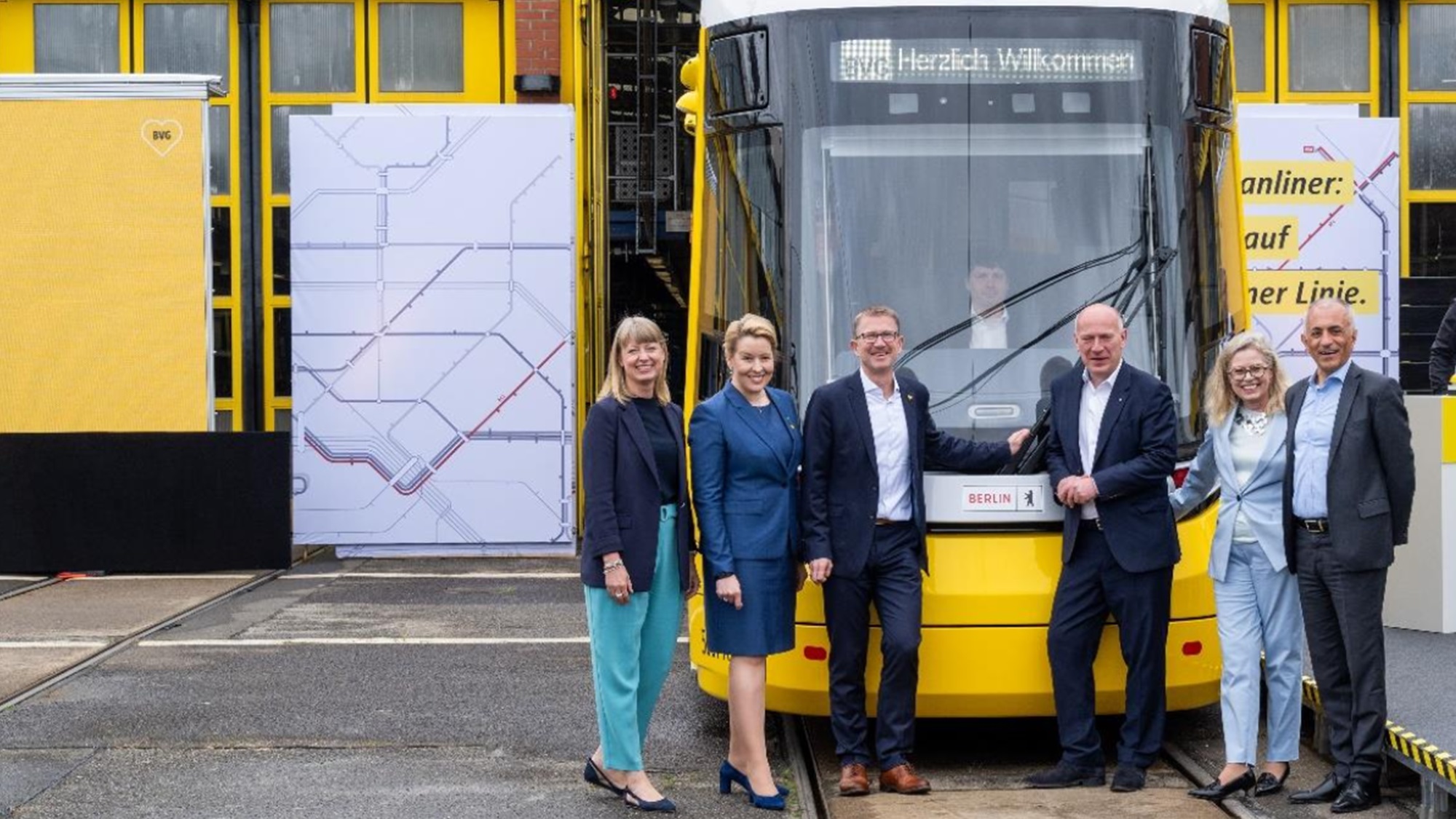 Berliner Verkehrsbetriebe präsentieren erste 50 Meter lange Tram ...