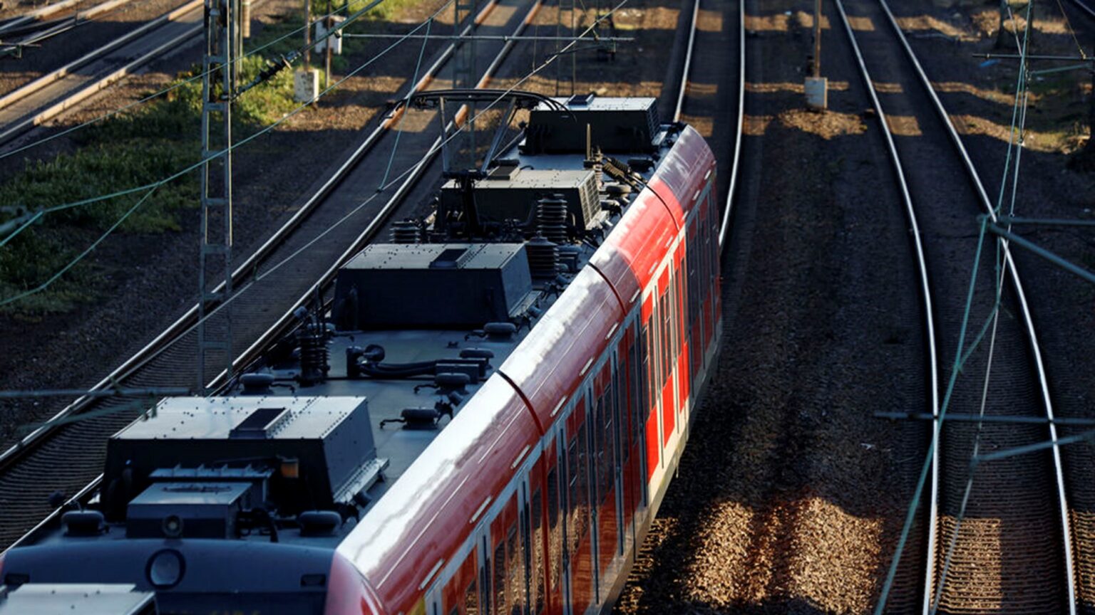 Baum fällt auf Oberleitung – Zug wird evakuiert – Bahnblogstelle