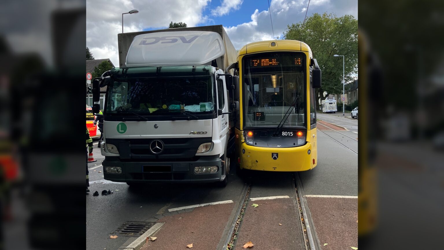 Lkw stößt mit Straßenbahn zusammen – zwei Menschen verletzt – Bahnblogstelle
