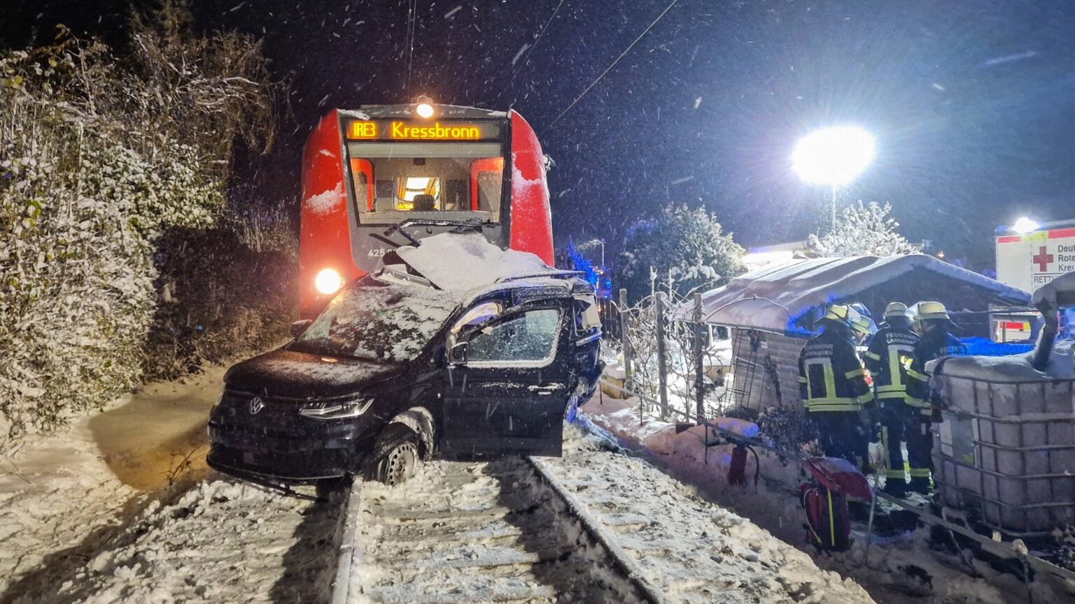 Auto fährt sich auf Bahnübergang fest – Unfall mit Zug – Bahnblogstelle