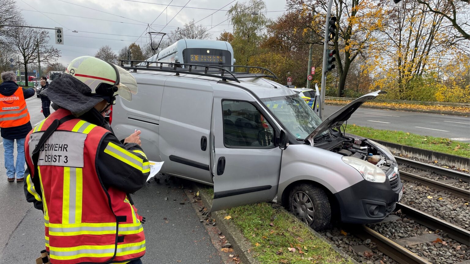 Auto kracht in Straßenbahn und kommt im Gleisbett zum Stehen – Bahnblogstelle
