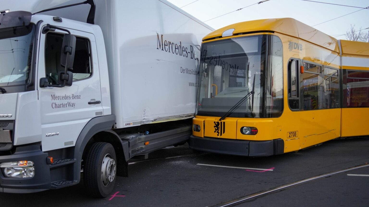 Straßenbahn entgleist nach Unfall mit Lkw – Bahnblogstelle