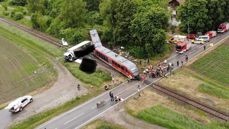 Millionenschaden nach Zugunfall an Bahnübergang – Strecke weiterhin gesperrt – Bahnblogstelle