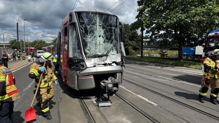 Fünf Verletzte bei Zusammenstoß von Straßenbahn und Lkw – Bahnblogstelle