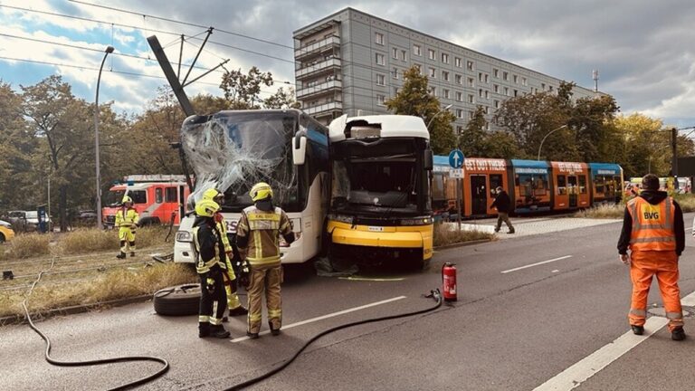 Tram und Reisebus stoßen in Berlin zusammen – Fahrer verletzt – Bahnblogstelle