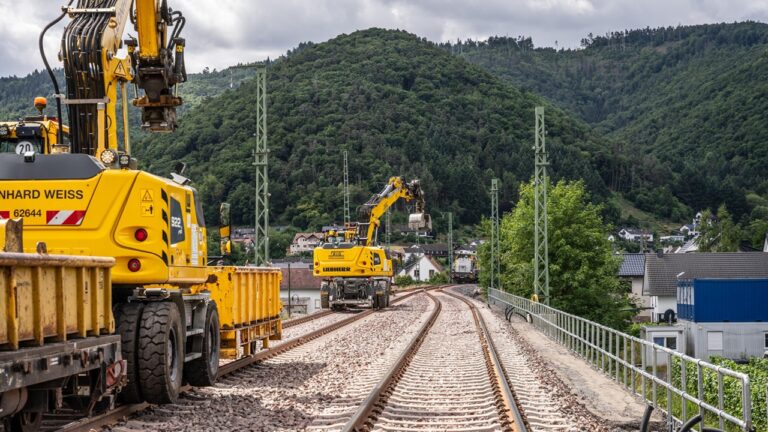 Aufbau der Ahrtalbahn im Zeitplan – Arbeiten am Oberbau – Bahnblogstelle