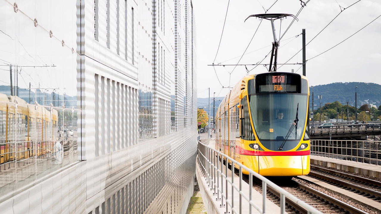 BLT und Stadler testen neue Maßnahmen gegen Vibrationen bei TINA-Trams ...